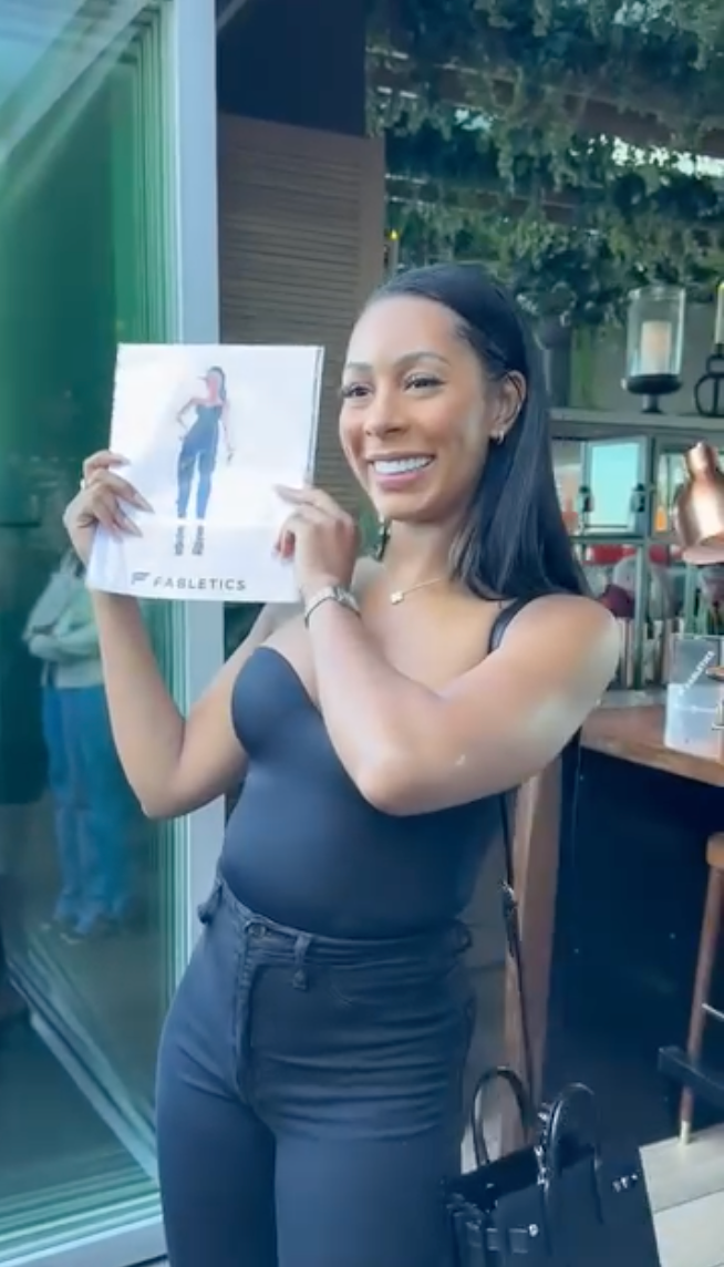 Live Illustration - Fabletics Influencer Event Kansas City – Bella ...